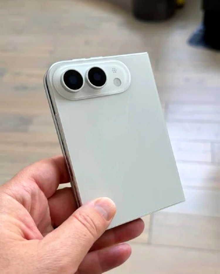 iPhone Ultra: Noi imagini cu primul pliabil Apple